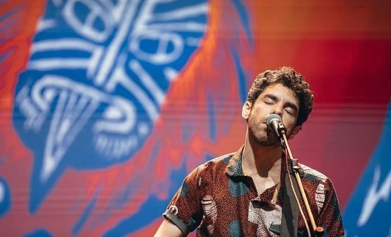 Luca Argel traz concerto ao pôr do sol na Casa da Cerca