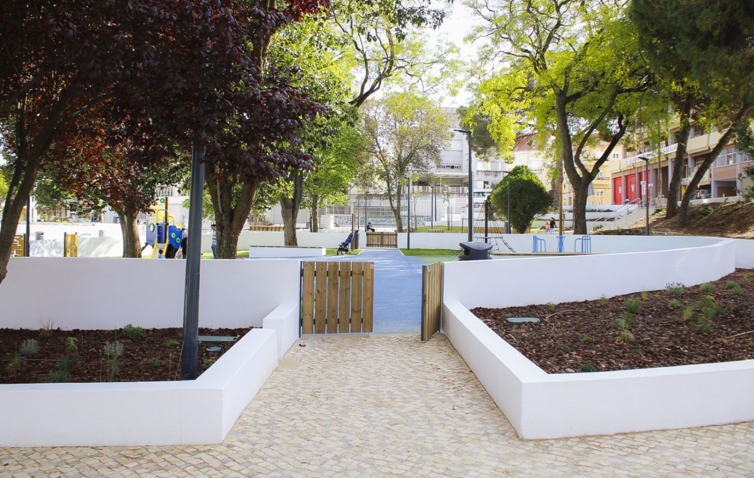 Jardim Dr. Alberto Araújo em Almada reabre após requalificação